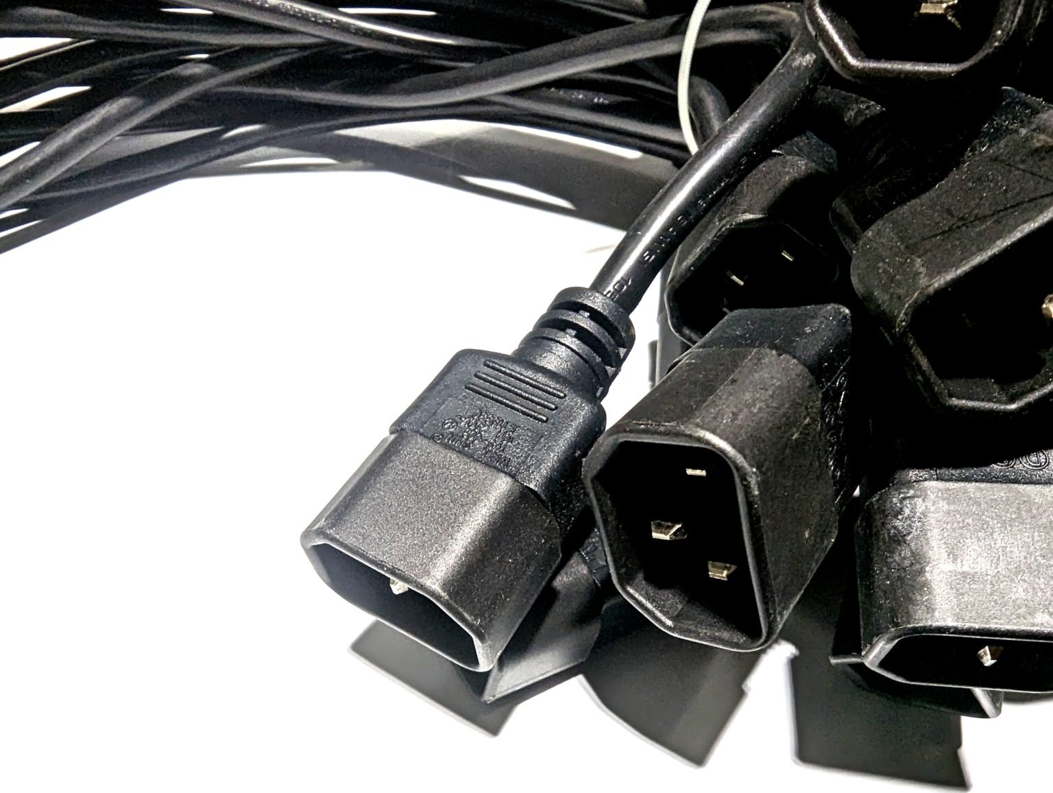 Well Shin (QTY 17) E115330 AC PDU Power Cable 4 Feet IEC C13 to C14 ...